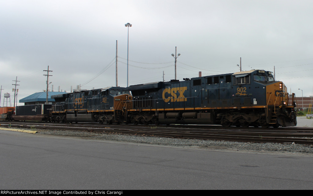 CSXT 902 & 652 on Q031-10